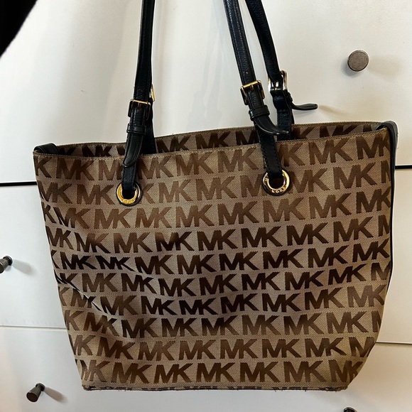 Michael Kors | Bags | Mk Purse Make An Offer | Poshmark